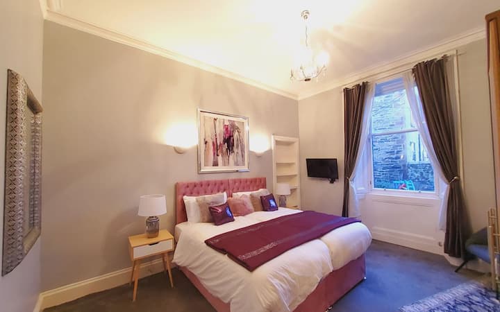 4 Bedroom Apartment With 7 Beds - Edinburgh