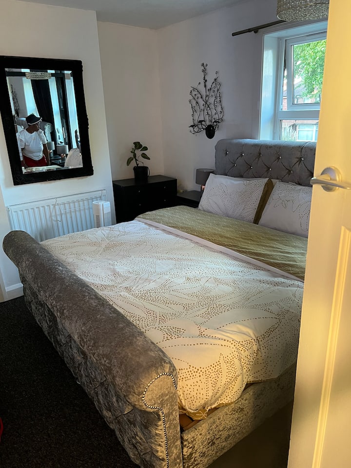 Superking Room & Easy Stroll To District Hospital! - York