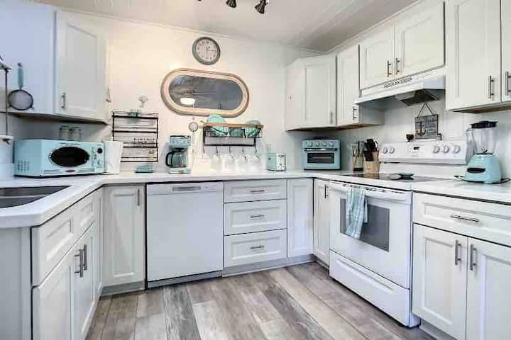 Scenic River Views, Mins To Beach, Backyard, Bikes - Daytona Beach, FL