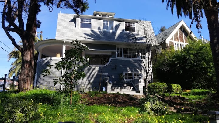 Grand Piedmont Avenue Gem In Oakland - Berkeley, CA