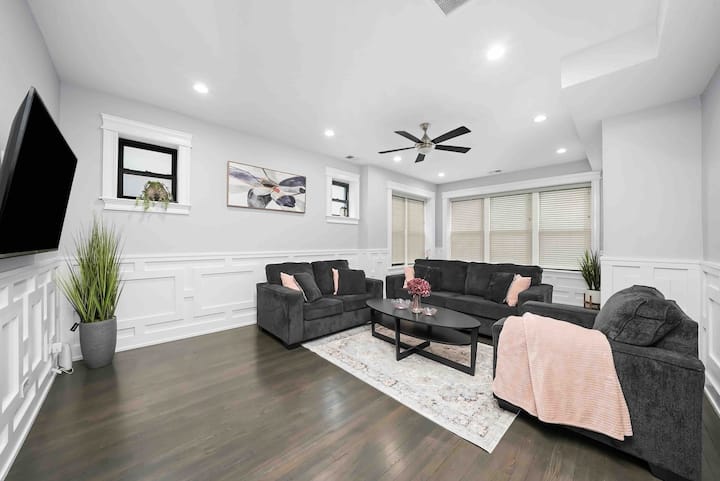 Newly Renovated 3 Br Condo 10 Mins From Wrigley! - Chicago, IL