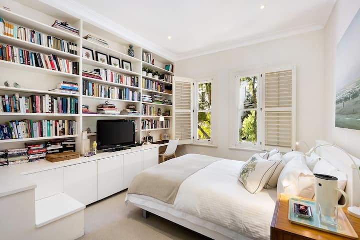 Beautiful One Bed Apartment -  Brilliantly Located - North Sydney