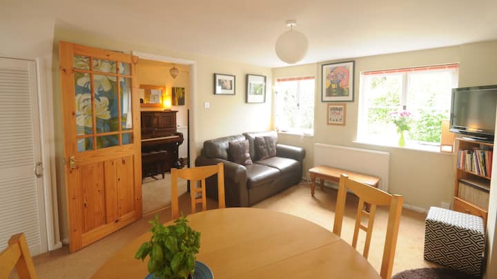 Town Centre Cottage Tucked Away - Cheltenham