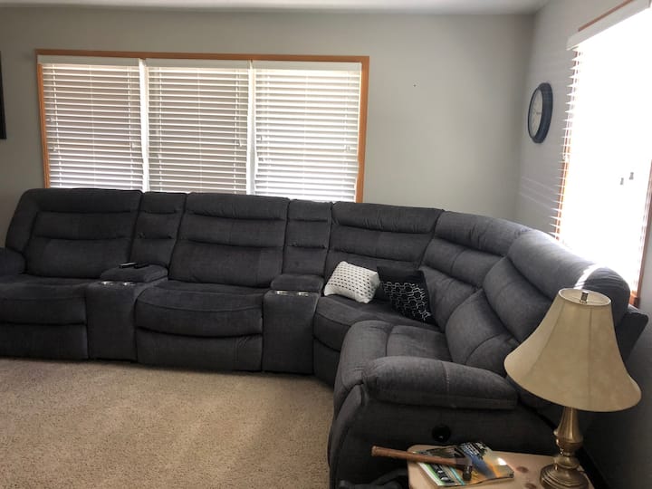 Grizzly Lodge, Spacious, Quiet 4 Bed & 2 Bath - Clear Lake, IA