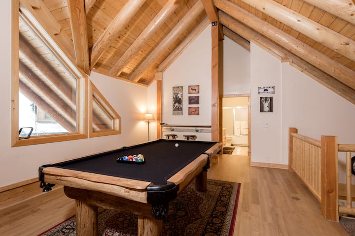 Large 6 Bedroom. Walk To Snow Summit Ski. Hot Tub - Big Bear Lake, CA