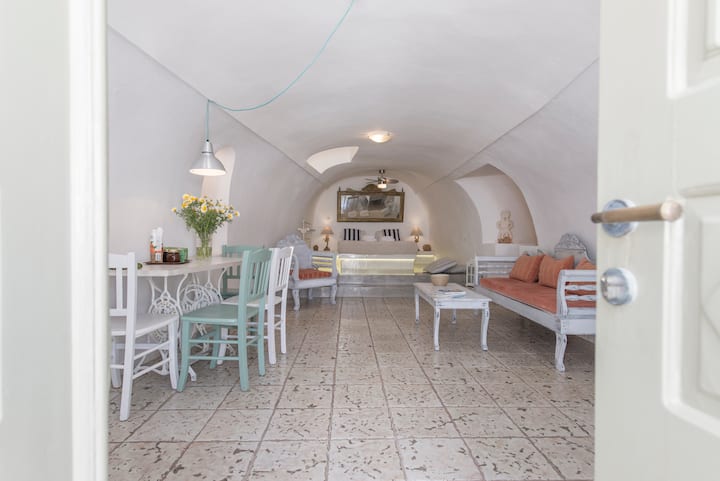 Canava Cave@palm Tree Hill - Oia