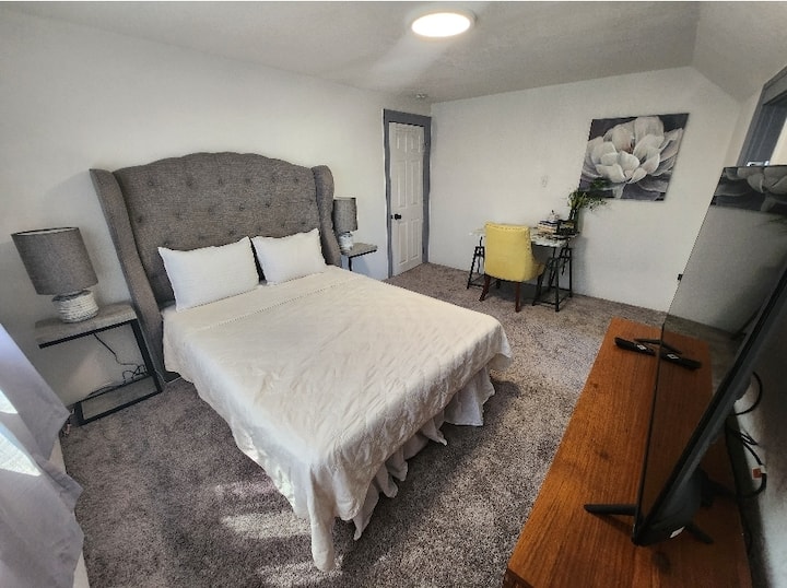 @ Guest Upstairs! - Aberdeen, WA