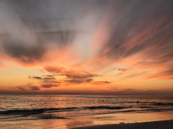Cottage On Siesta Key
Beachside & Stunning Sunsets - Siesta Key, FL