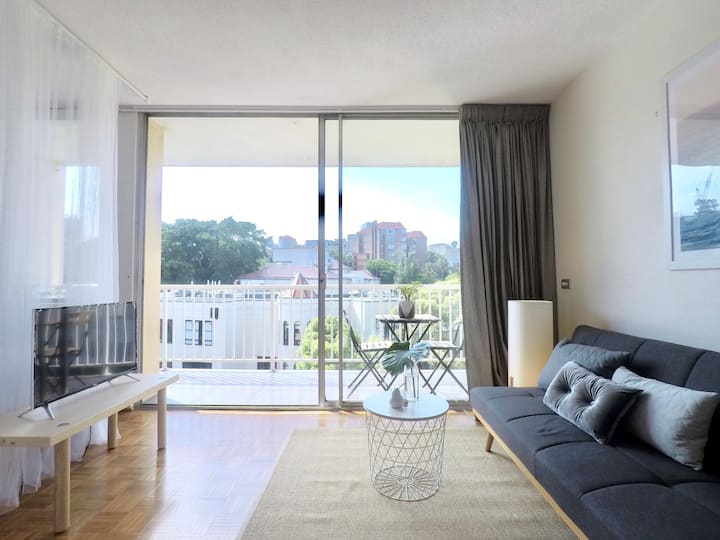 Sunny Balcony & Bay Views! Comfy City Edge Studio - Kensington