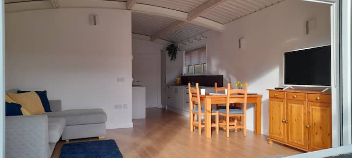 Bright Spacious Modern 1 Bedroom Annexe - Stowmarket