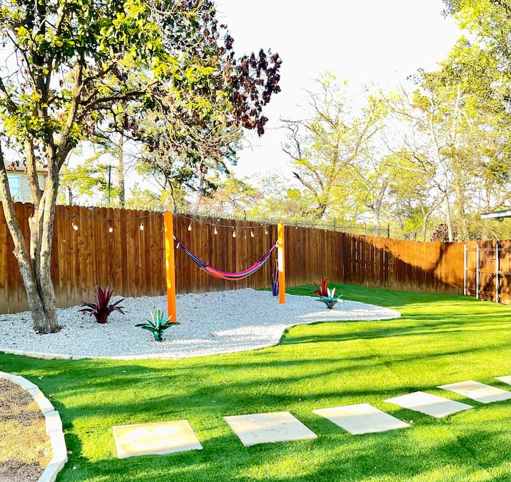 Dallas Peacock House! New Yard - Turf And Fire Pit - Dallas, TX