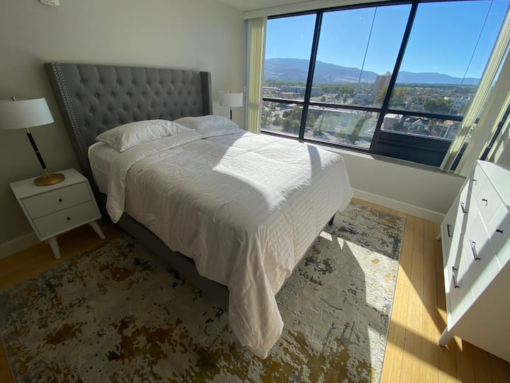 Downtown Reno Getaway! Dream Living. Best View!!!! - Reno, NV
