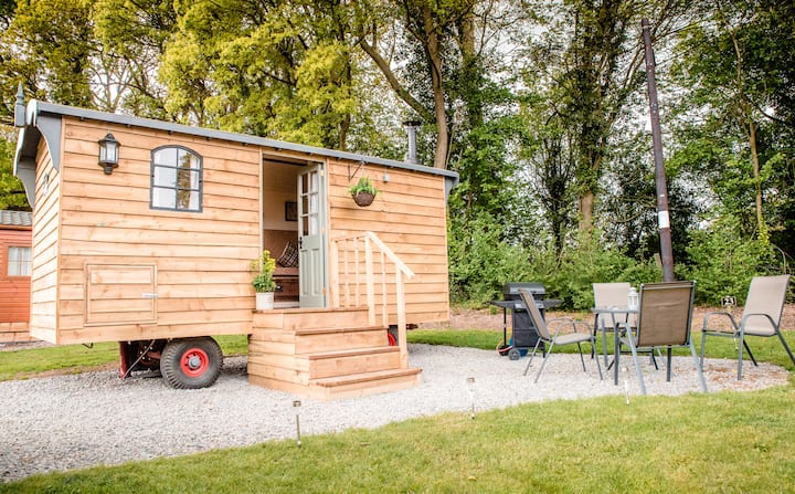 Deluxe Shepherd's Hut - A Unique Experience - Worcestershire
