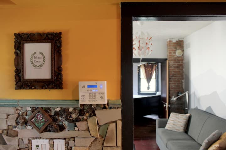 Handmade Charm, A Warm, Cozy House In The City - Cleveland, OH