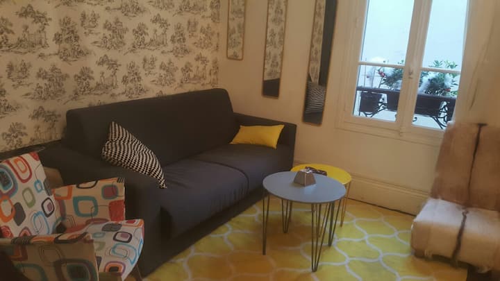 Moulin Rouge Et Montmartre Village - Paris