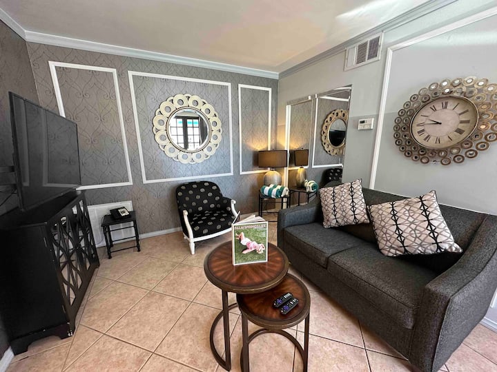 14 - Queen Suite (Kitchen, 1 Bedroom, 2 Bath) - Palm Springs, CA
