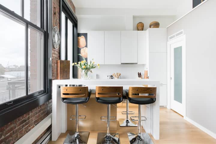 Contemporary Condo With Heritage Flair -Bl00048524 - カナダ ビクトリア