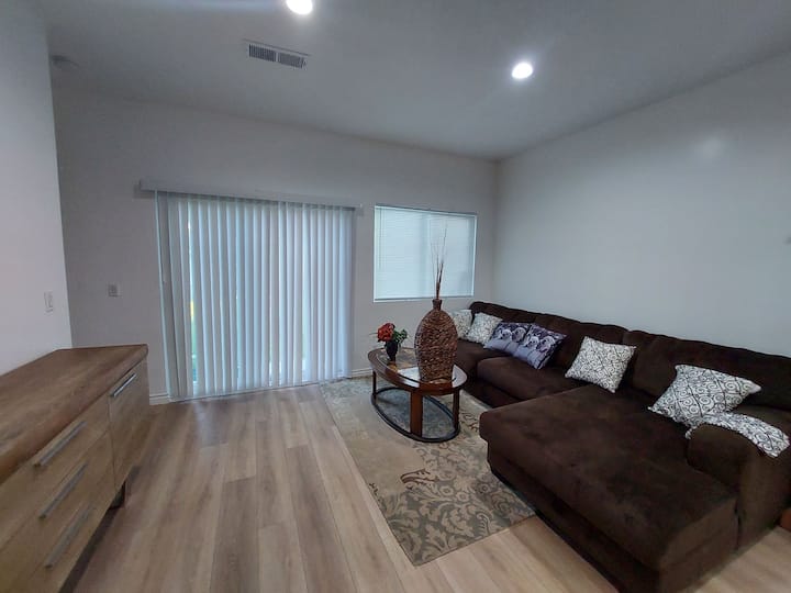 Explore Comfort With A 2bed 2bath Stay In Monrovia - Monrovia, CA