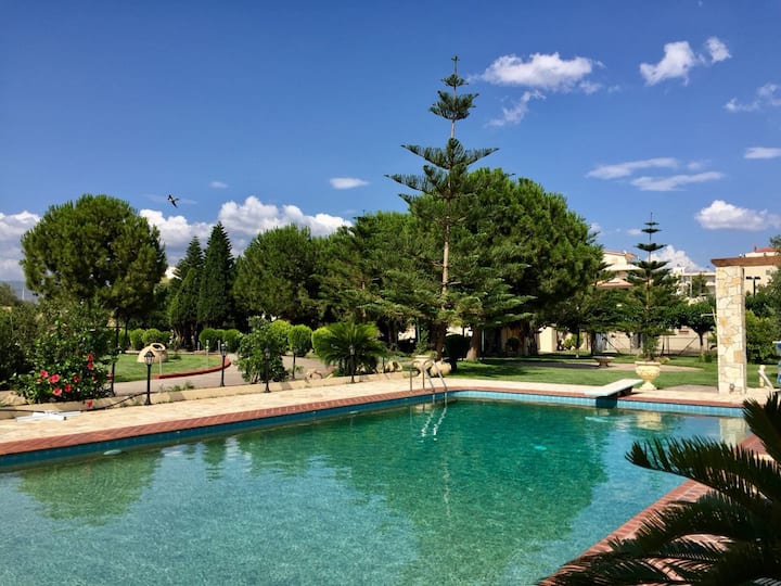 Luxurious Villa With Private Pool & Garden - Мегара