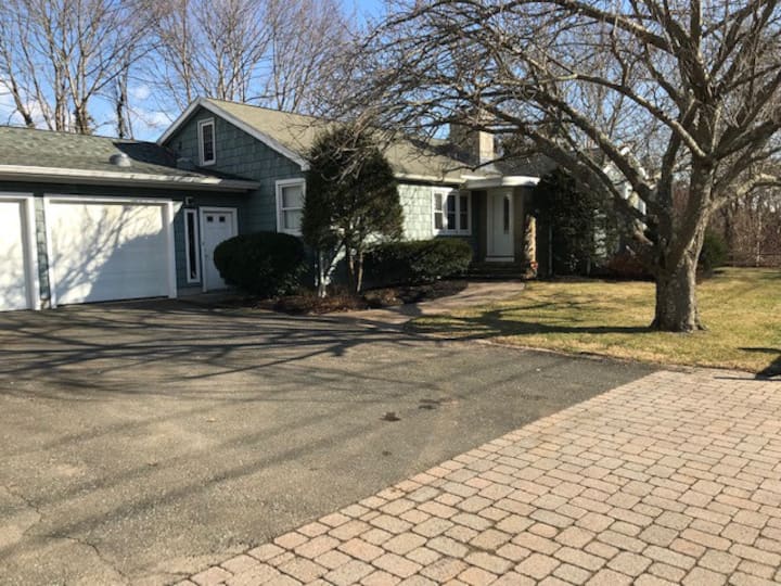 Lovely Beach Home Near Private Beach - Madison, CT