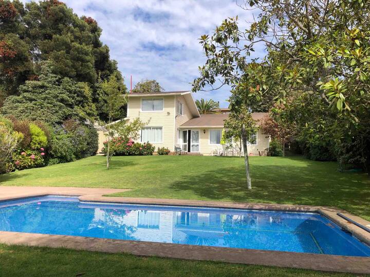 Preciosa Casa Con Piscina, Quincho, Gran Jardín. - Santo Domingo, Chile