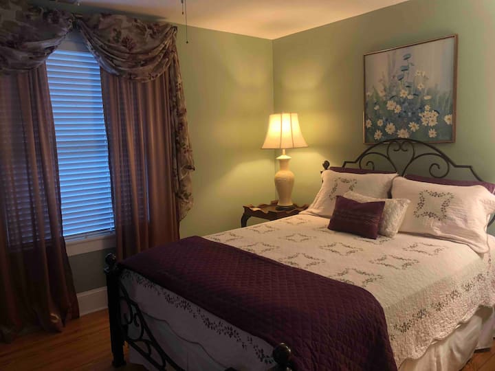 Brookside Manor / Washington Room - Berkeley Springs, WV