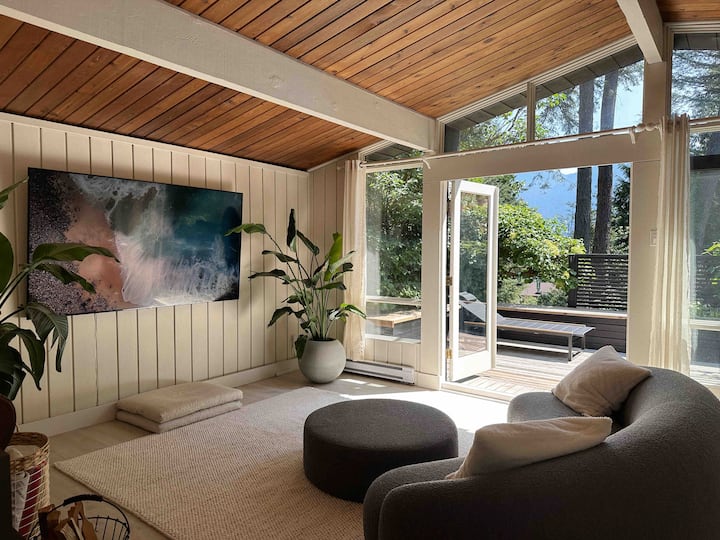 Black Cottage By The Beach - Bowen Island