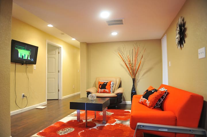 Spacious And Cozy Walk Out Basement Apt. - Aurora