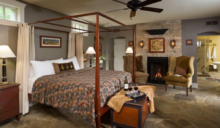 Heaven's Orchard - The Hoehn Haus Stone Cottage - Hermann, MO