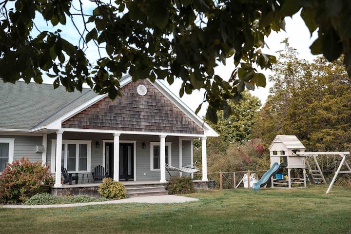 “Maison Sommelier” Stylish Family Home (50’ Pool) - Sand Banks