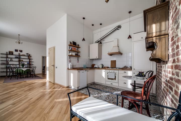 Le Lit, Les Livres Et Petite Dejeuner A Lviv - リヴィウ