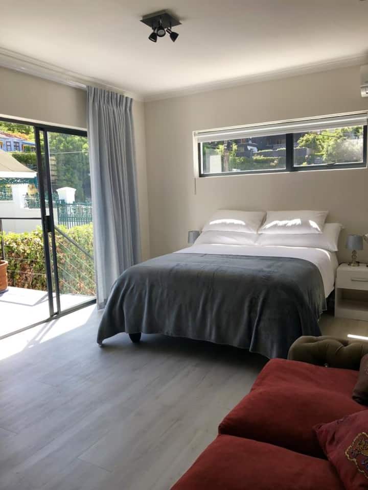 Chic Studio Apartment With Panoramic Views - Claremont