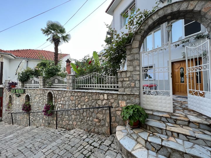 Villa Metulevi Studio With Garden View, Peach - Ohrid