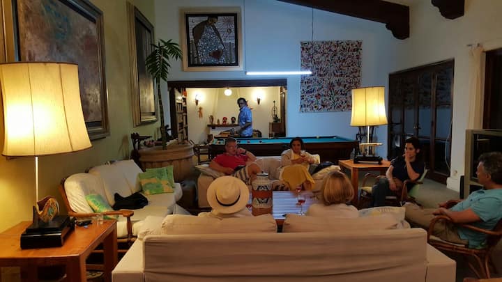 Magnífica Casa, Con Servicio, En La Mejor Zona - Cuernavaca
