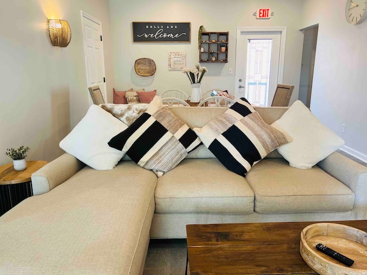 Charming Downtown Roswell Cottage - Roswell, GA