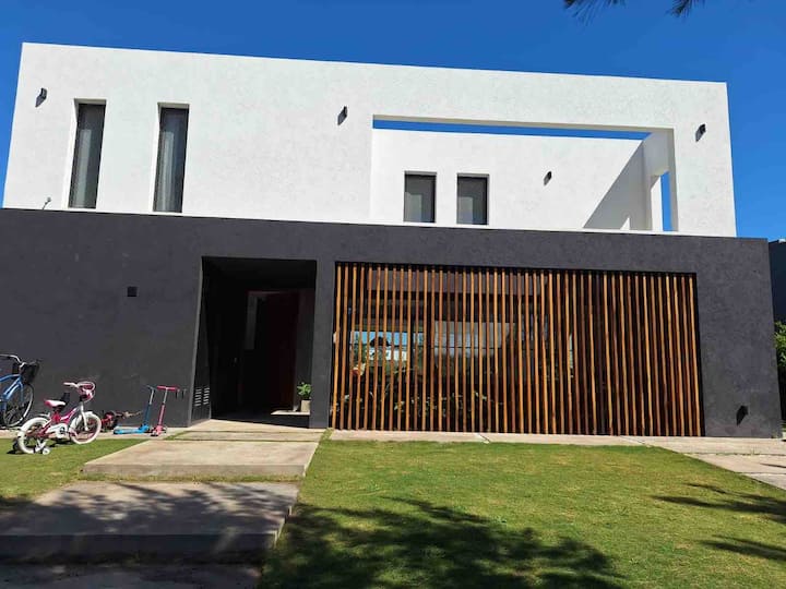 Casa Moderna En Barrio Cerrado - Bella Vista