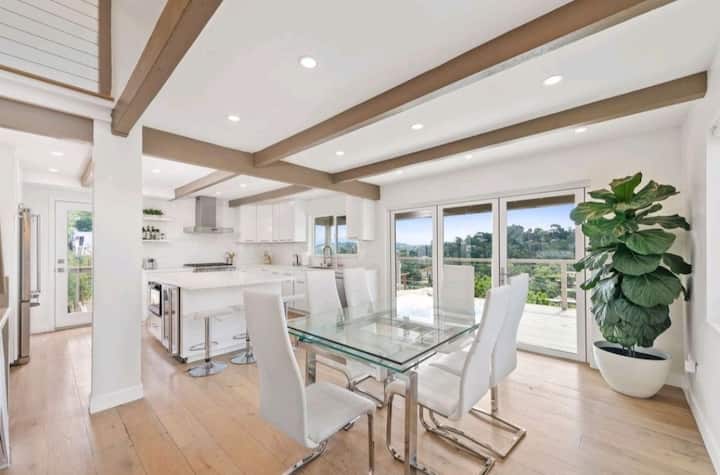 Beautiful Home With Views In Silver Lake Hills - Los Angeles, CA