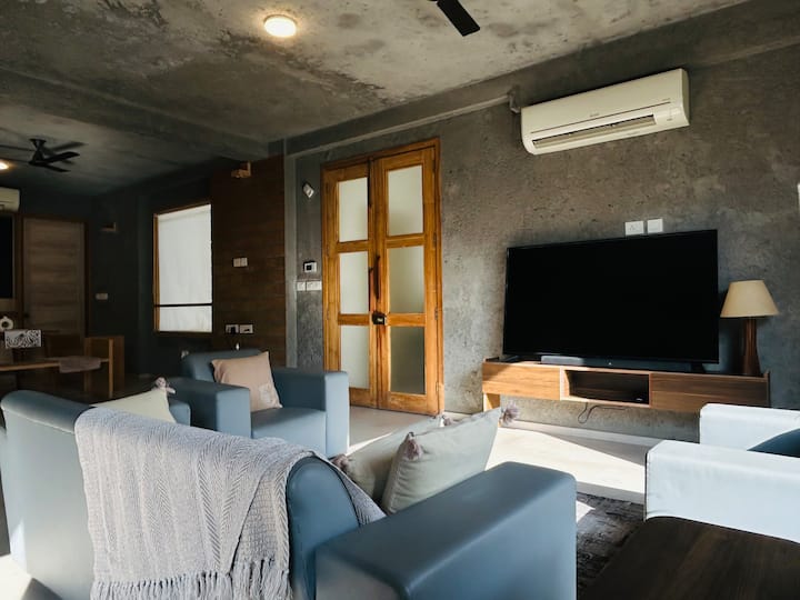 One Bedroom Luxury Apartment In A Gated Complex - New Delhi