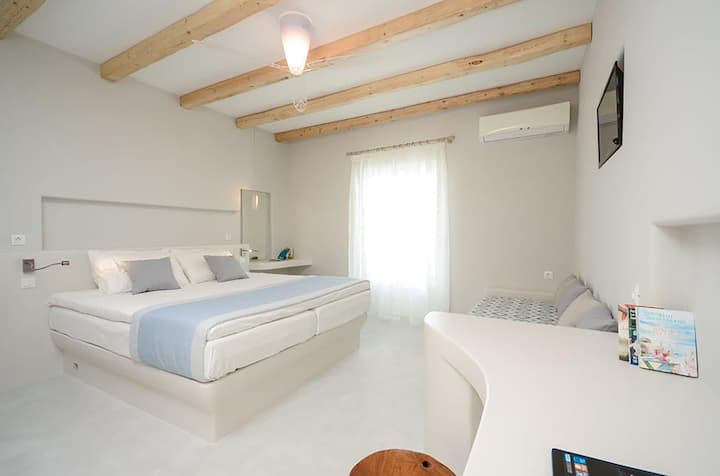 Spacious Residence With Side Sea View - Naxos