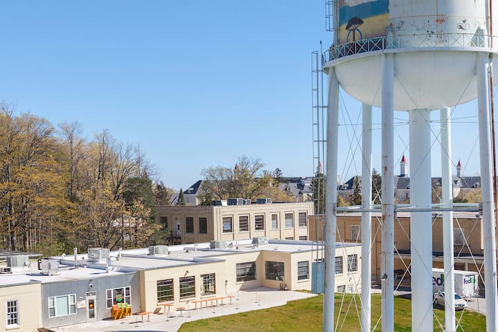 Spacious Condo At The Commons, Walkable Shops - Traverse City, MI