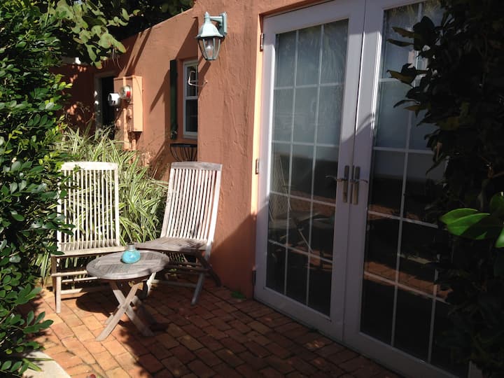 Cozy Studio Near Botanical Grdns And Close To Town - Bermuda