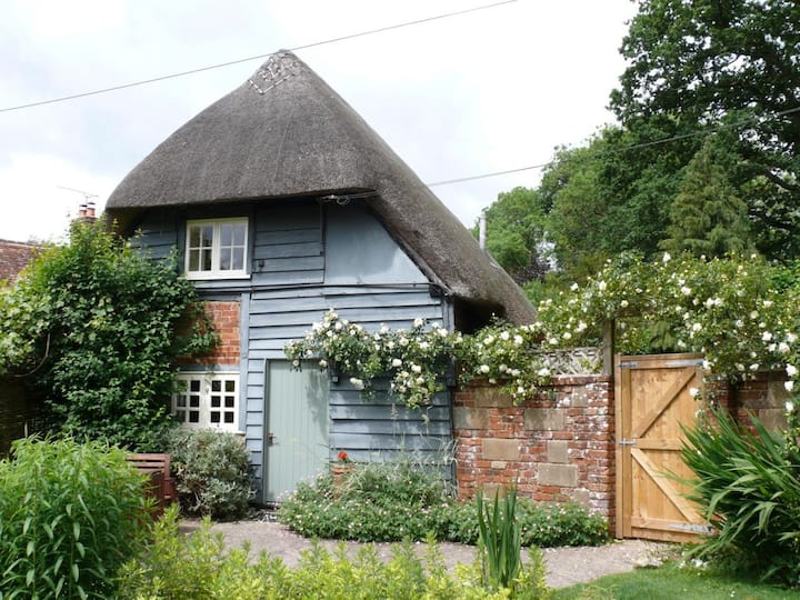 Cosy Thatched Cottage - Peaceful Woodland Location - Hampshire