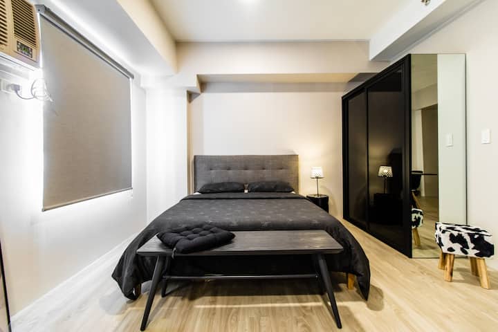 1402 Executive Studio W/ City Views In Bgc North - Taguig