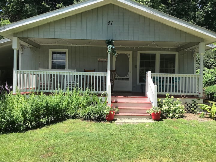 Rosso Veranda Cottage - Black Mountain, NC