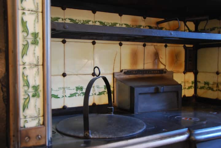 Quirky Old Town Family Flat With Little Yard - Edinburgh, UK