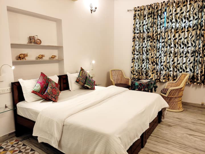 Prakash Ji's Homestay.
Luxurious Parkside. - Udaipur