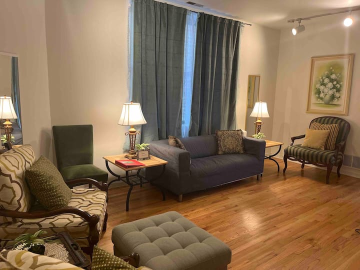 Great City Views + Free Parking - Chicago, IL