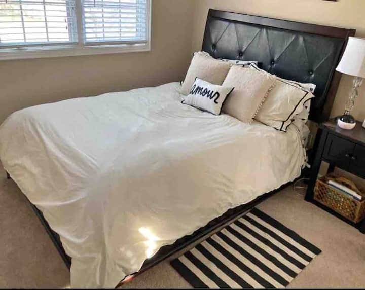 Cozy And Spacious 1bedroom For An Amazing Stay - Lawrence, KS