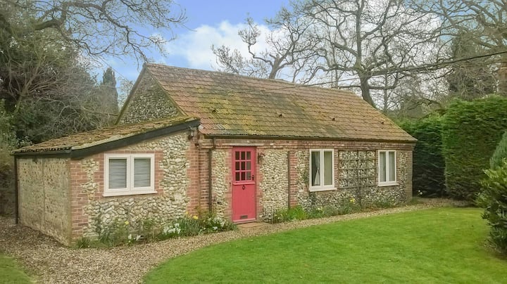 Cosy Flint Cottage In Sunny S/w Garden With Stream - Blakeney