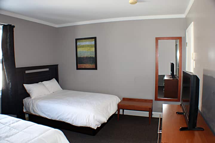 Auberge Du Sportif - Chambre Quadruple (Avec Bain) / 2 Lits Doubles - Charlevoix
